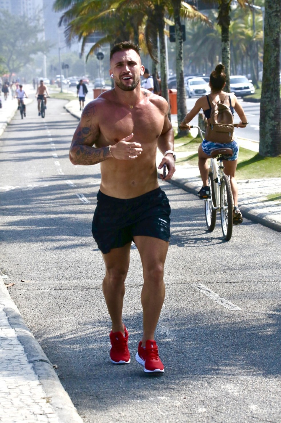 Arthur Picoli se exercita na orla da Barra da Tijuca