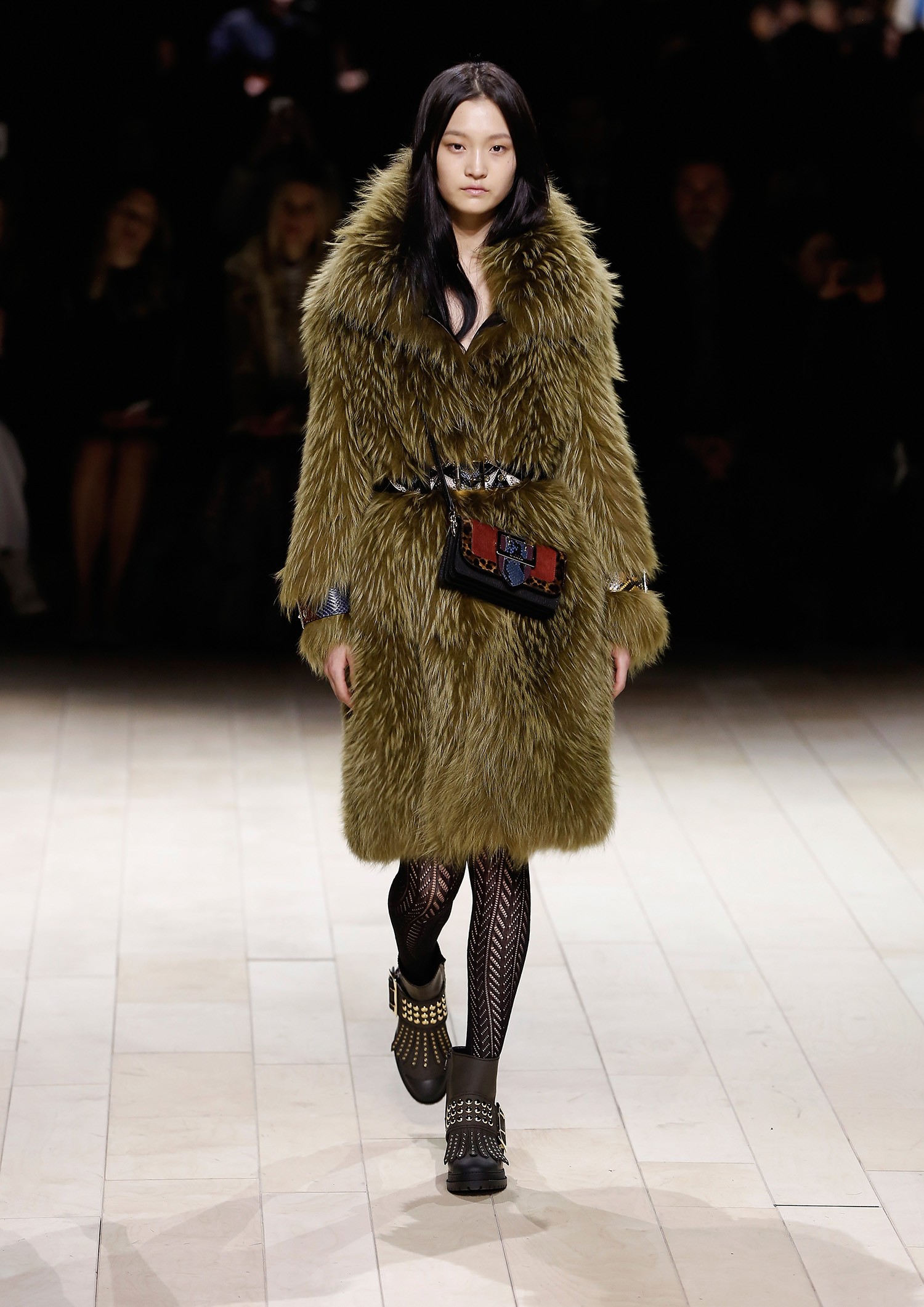 Burberry aposta em inverno 2017 brilhante (e com perfume grunge!)
