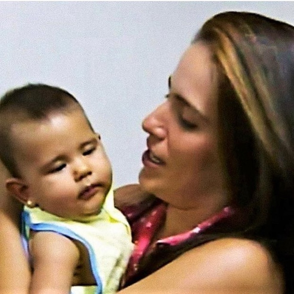 Gloria Pires ganha homenagem das filhas, Cleo, Antônia e Ana Morais