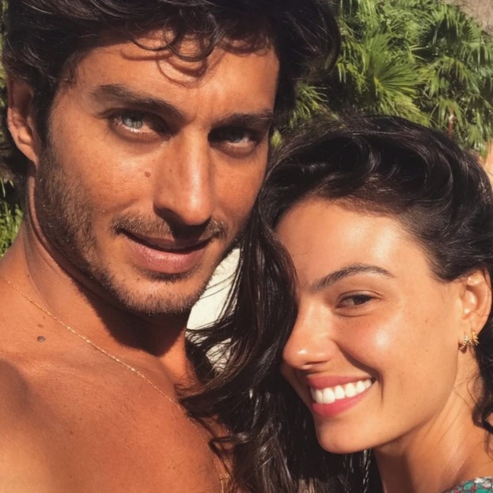 Isis Valverde posta foto sorridente com Andre Resende: 'Family'