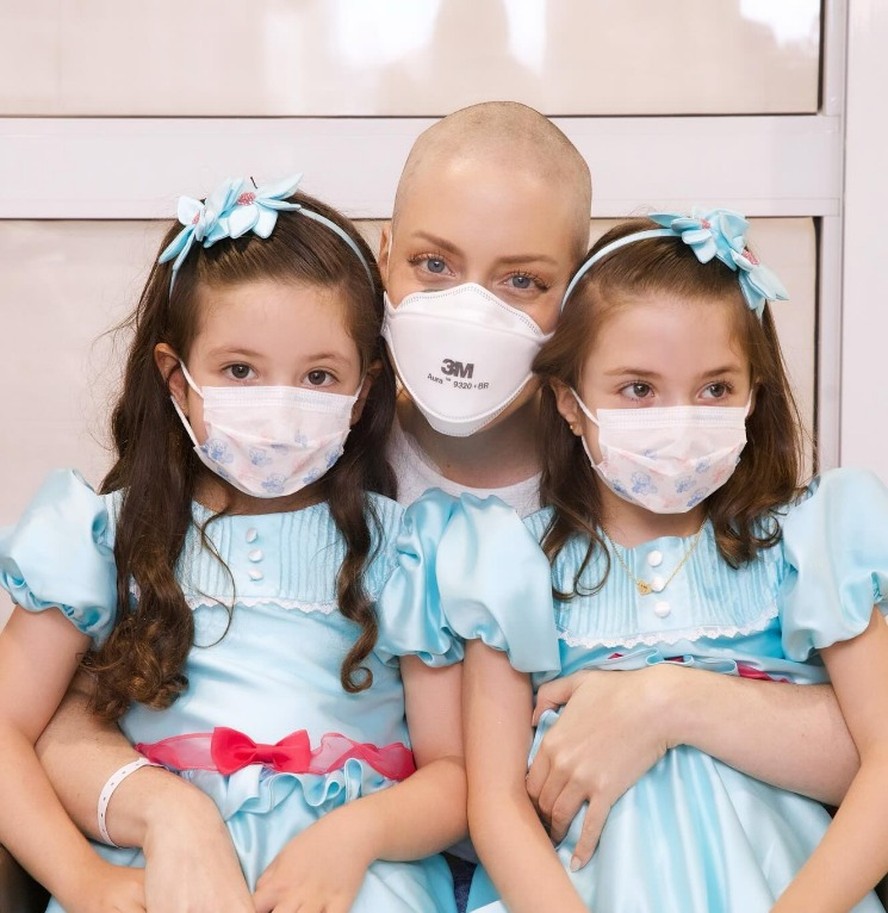 Fabiana Justus celebra aniversário das filhas em hospital