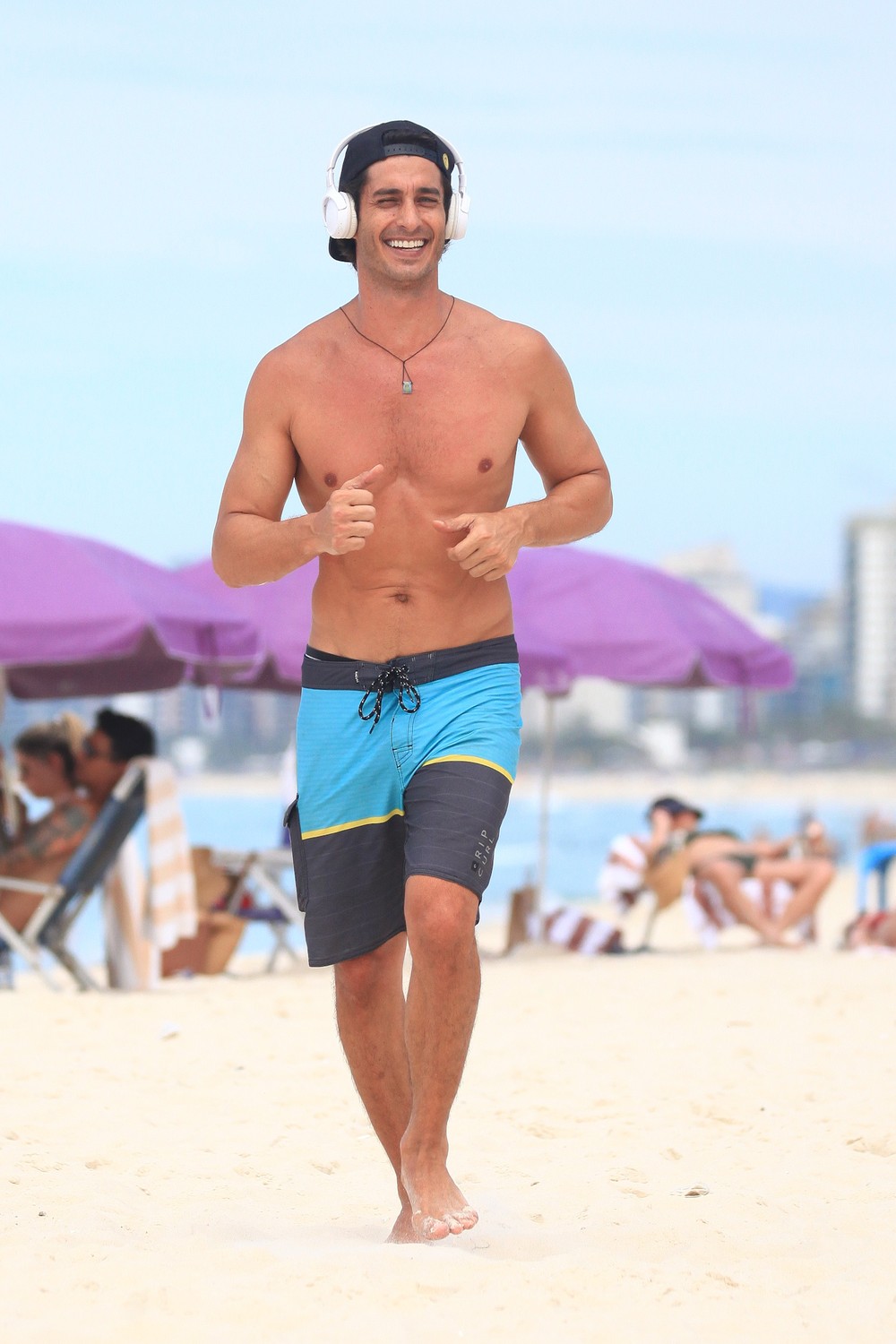 André Resende se exercita em praia no Rio de Janeiro