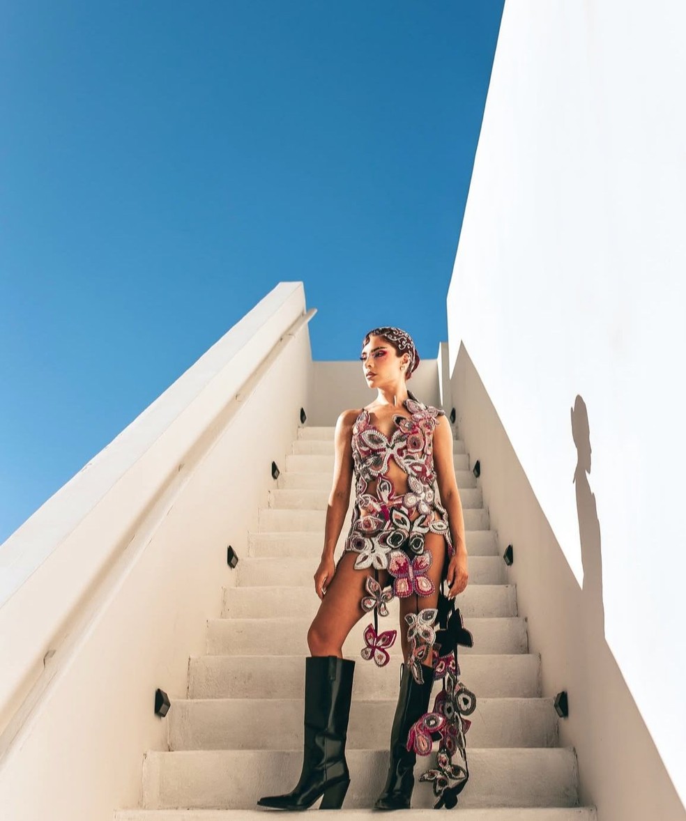 Gkay elege look inusitado para mais um dia de Coachella