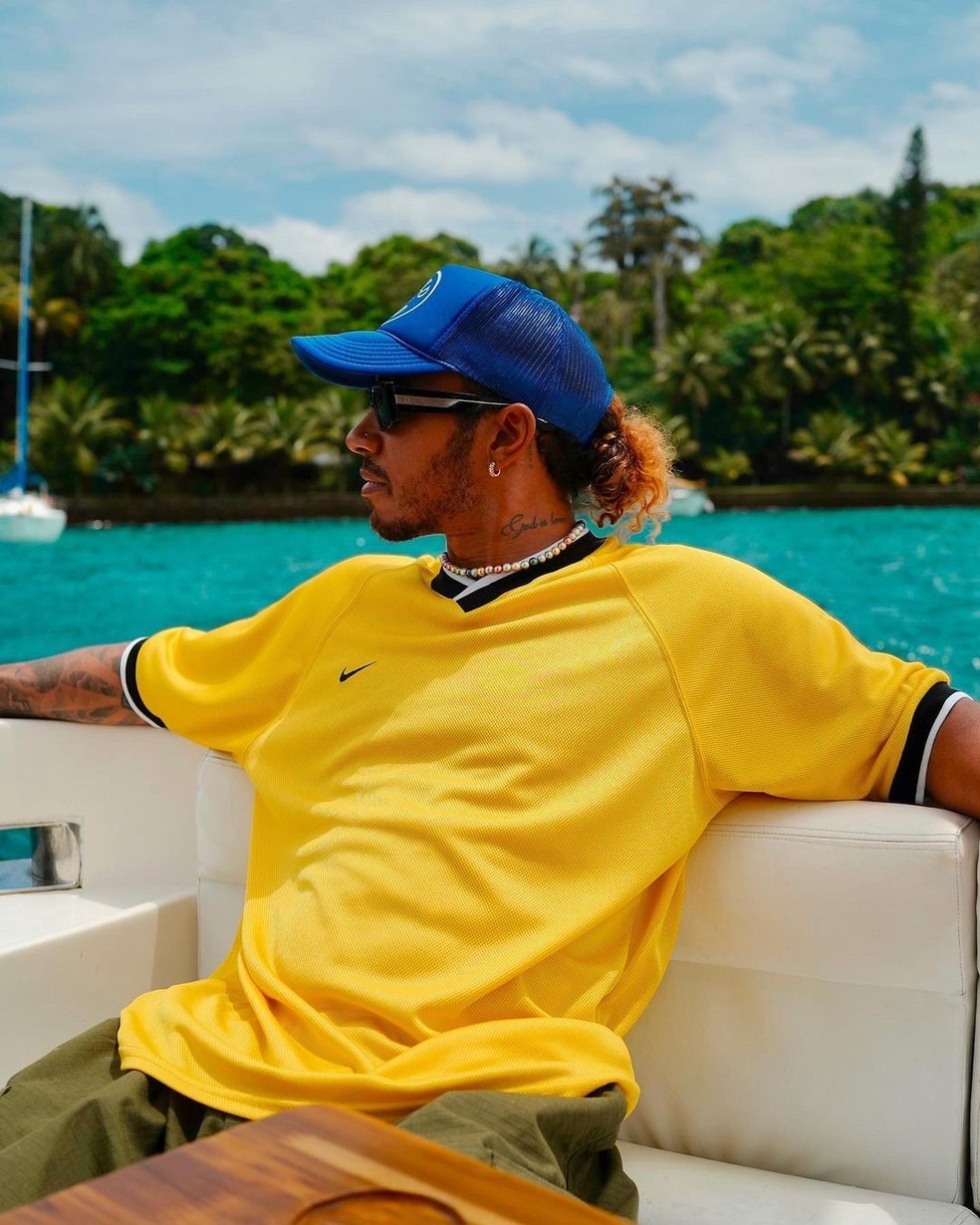 Lewis Hamilton abre álbum de fotos inéditas no Brasil