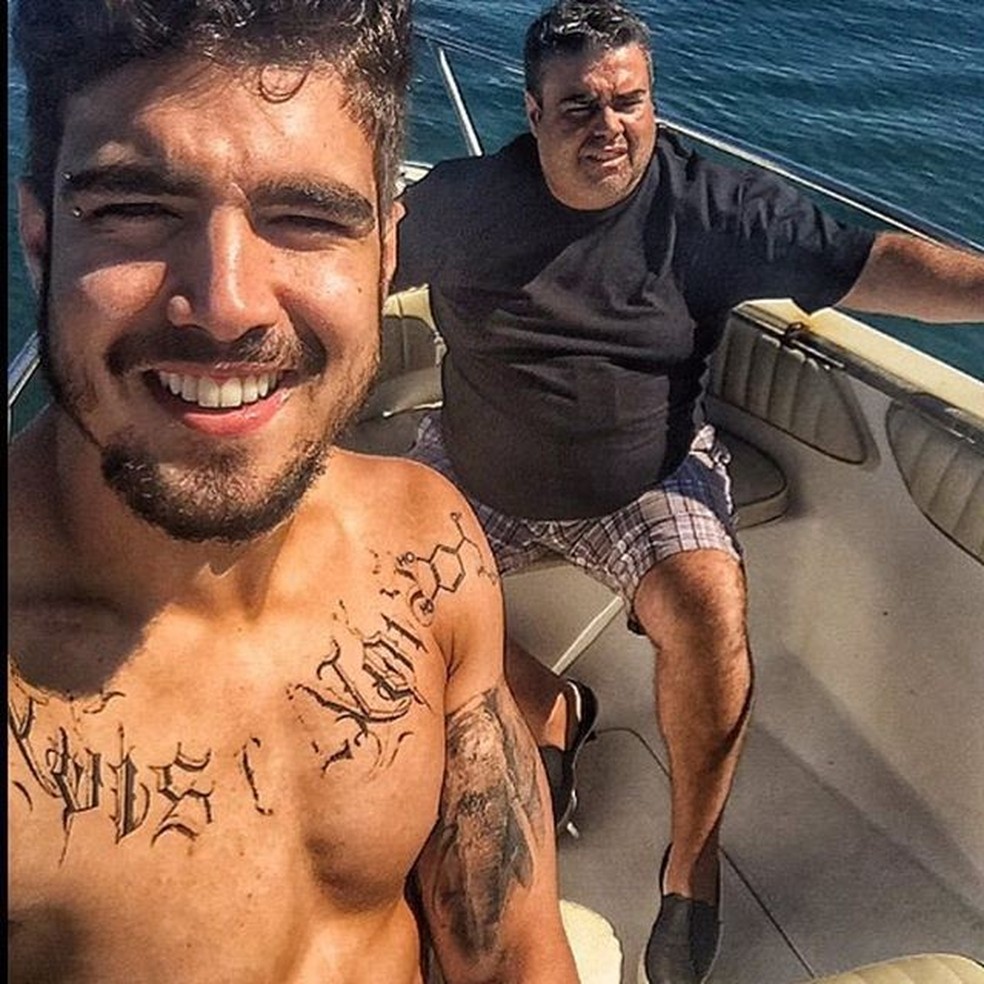 Caio Castro exibe a boa forma (e as tatoos )em passeio no Dia dos Pais