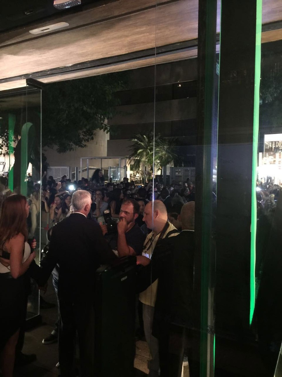 Adam Levine chega à loja na Oscar Freire, para a rua e causa desmaio de fã