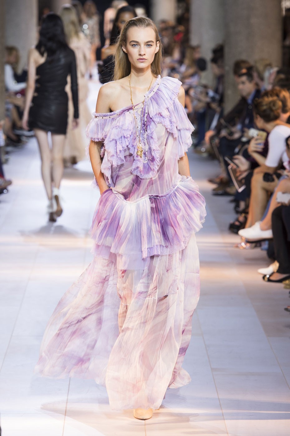 Peter Dundas estreia à frente da Cavalli