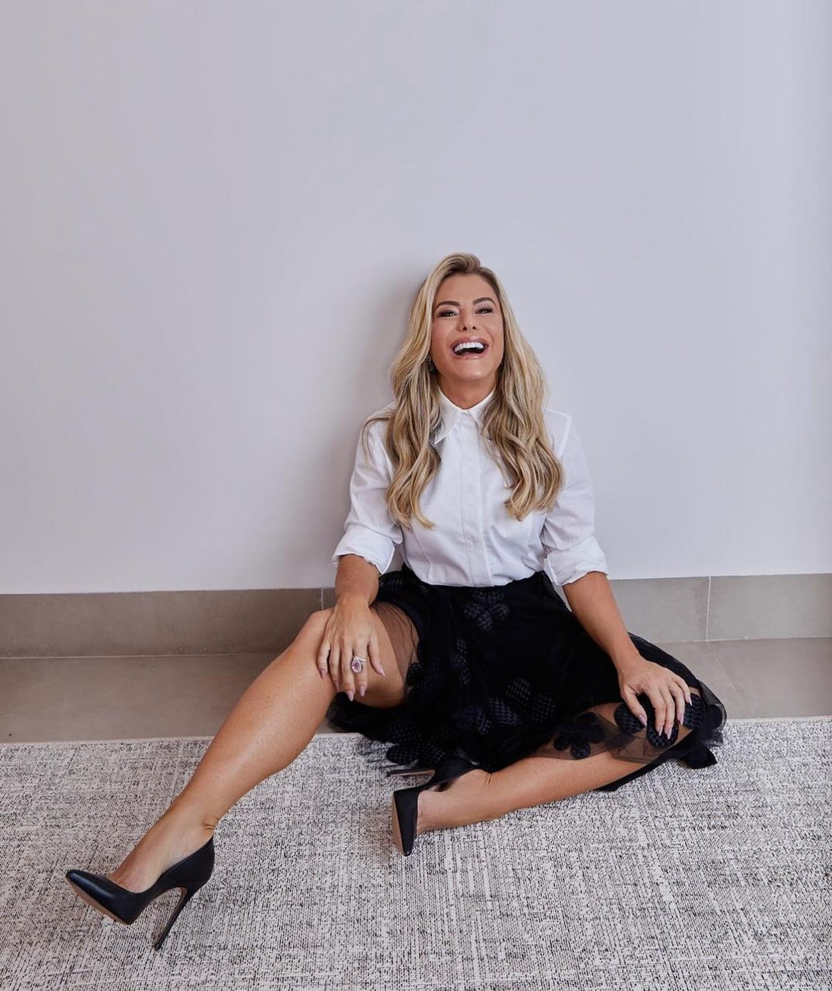 Poliana Rocha posa com look elegante e faz reflexão