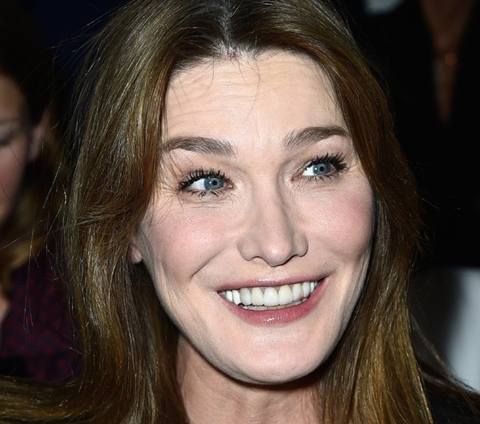 Carla Bruni surge envelhecida na primeira fila de desfile da Dior