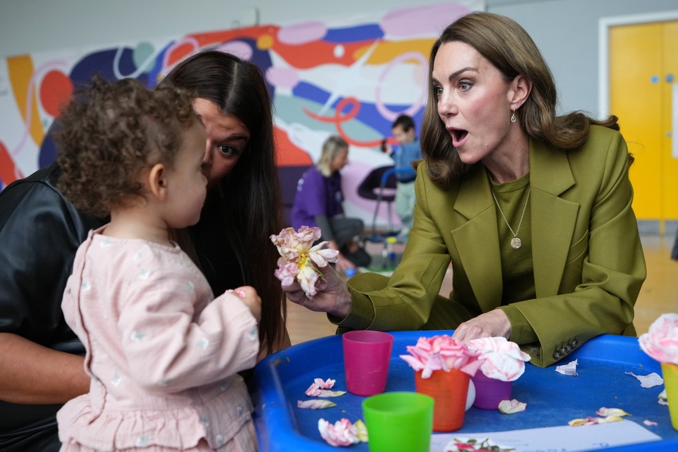 Kate Middleton elege conjunto monocromático de Victoria Beckham em ...