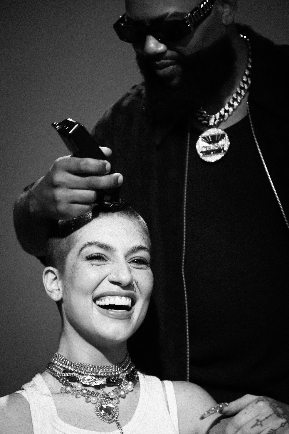 Cantora Clau adere à visual raspado para clipe de novo single