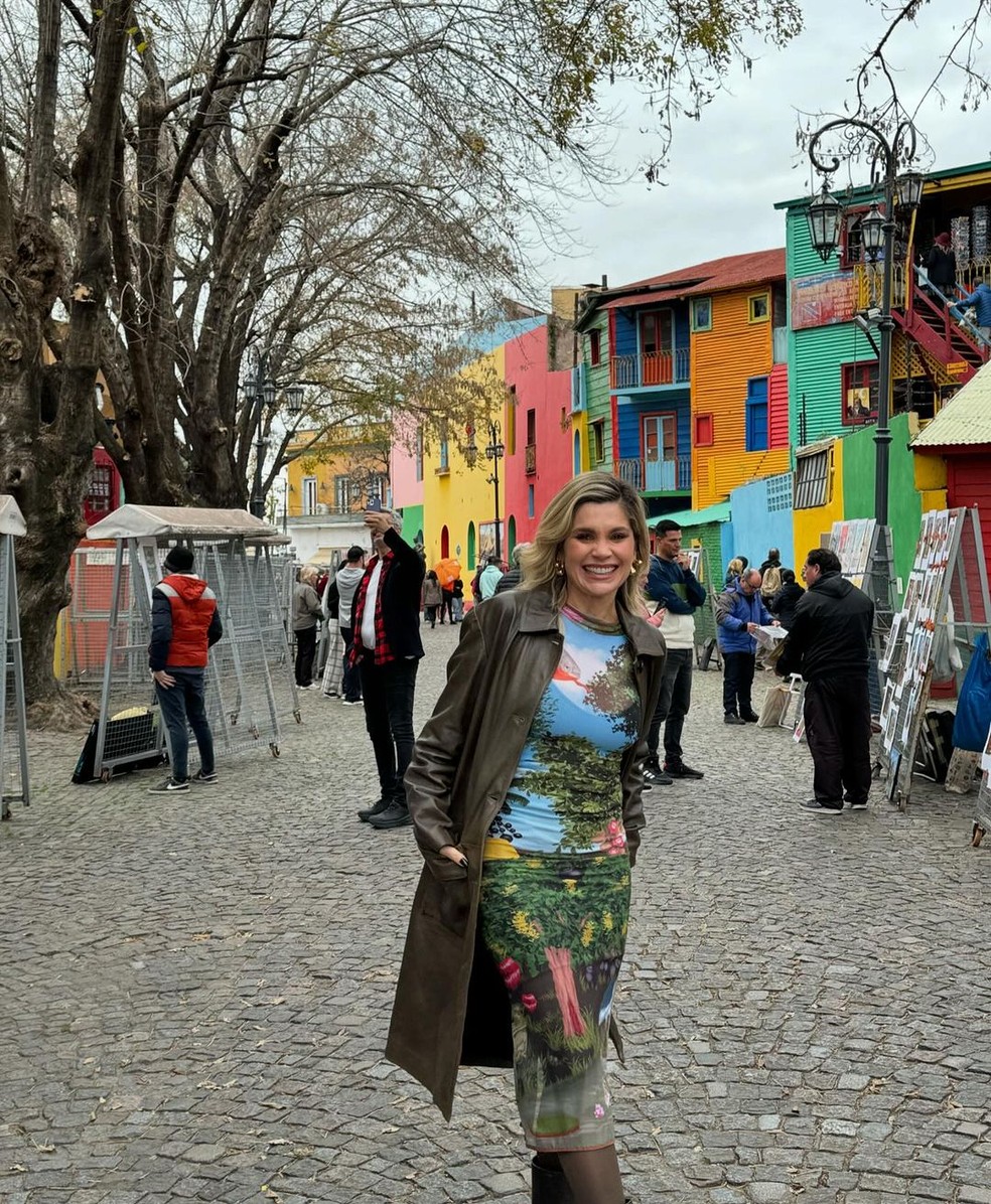 Flavia Alessandra e Otaviano Costa posam em clima de romance na Argentina