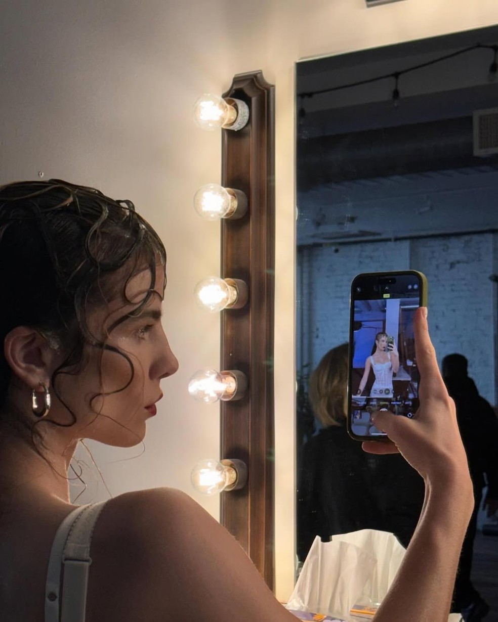 Giulia Be posa com vestido de noiva em ao lado do noivo Conor Kennedy e ...