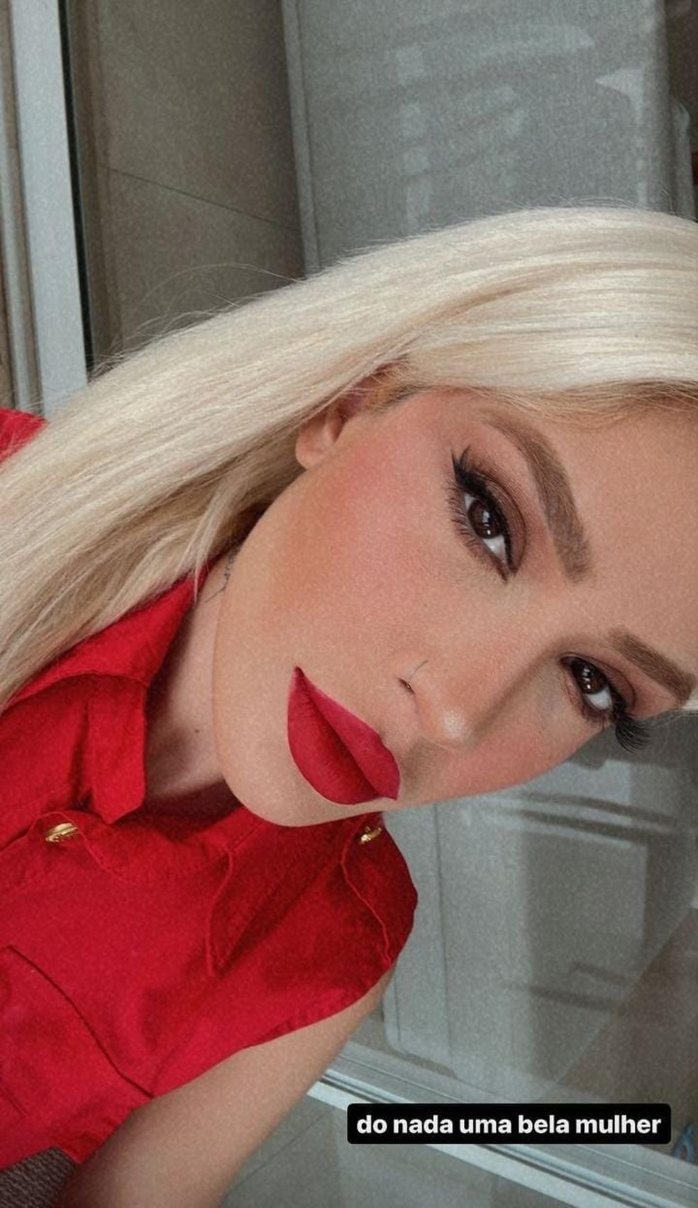 Karoline Lima surge megaproduzida com look all red