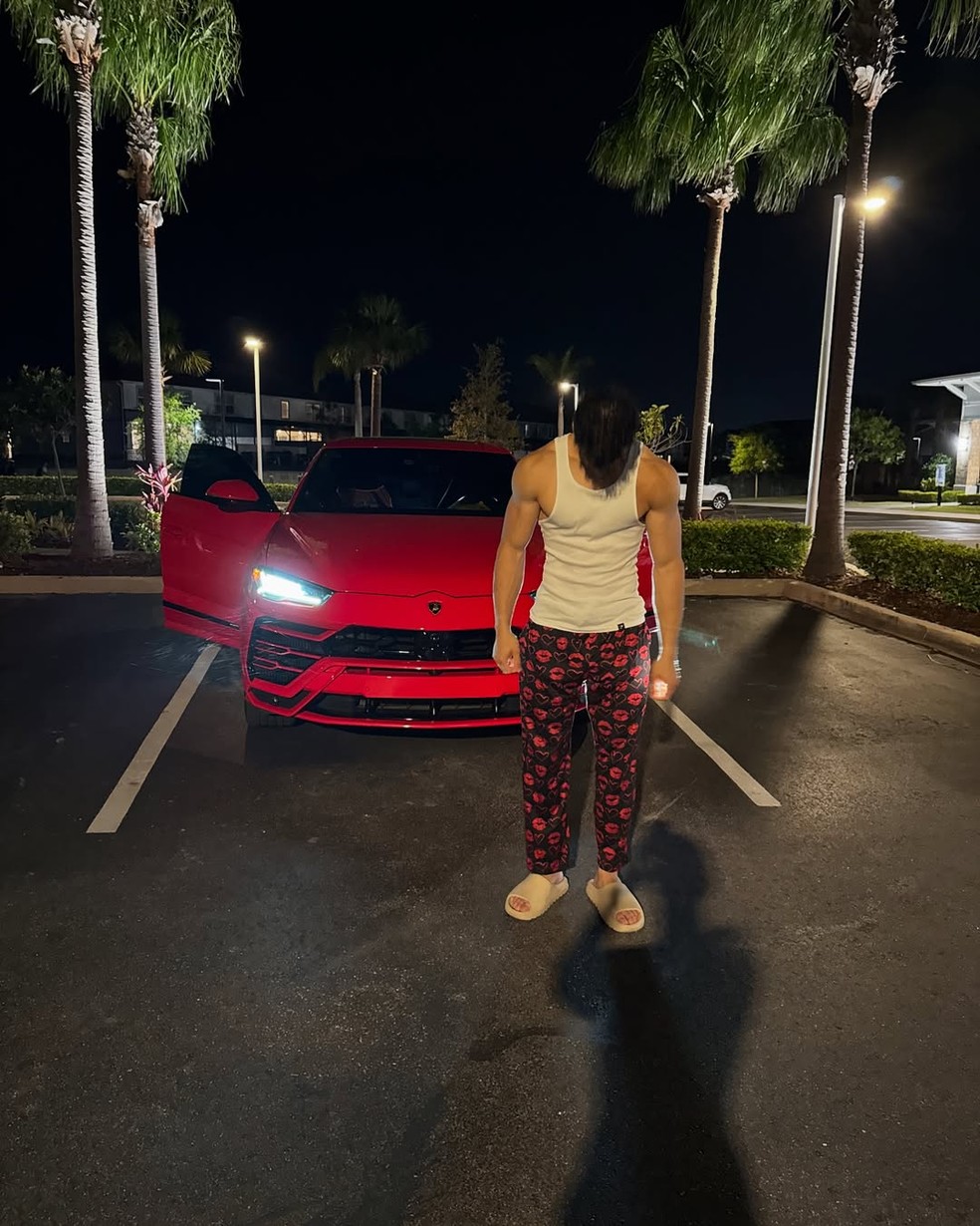 Victor Alexandre chama atenção ao postar foto exibindo corpo musculoso ...