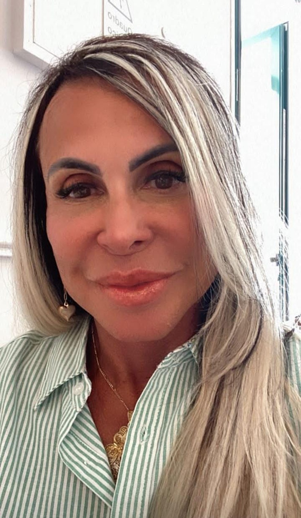 Gretchen capricha no carão ao exibir novo visual