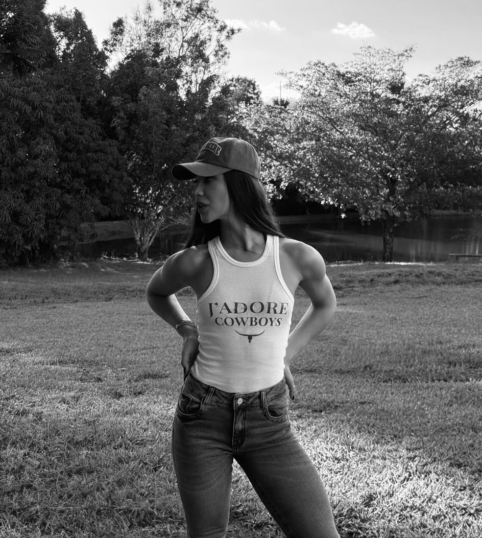 Gabriela Versiani posa com look fitness e incentiva fãs: 'Já foram?'