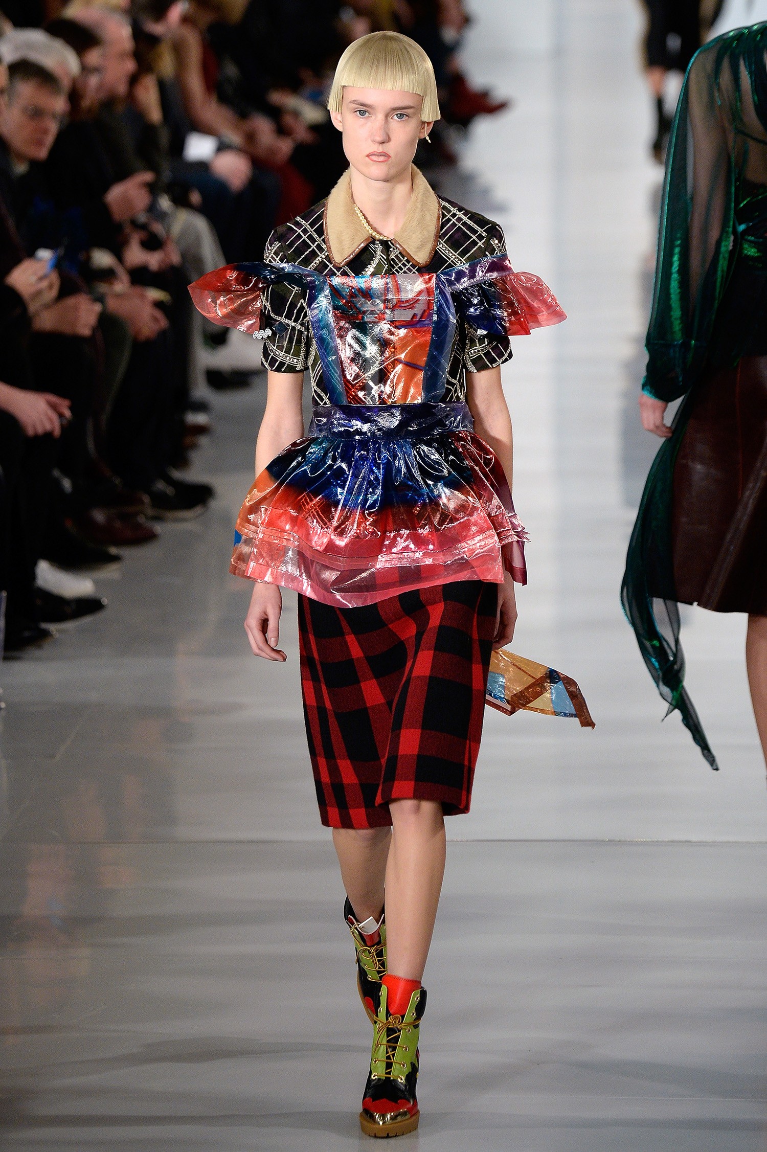 Maison Margiela brinca com o contraste de materiais no inverno 2017