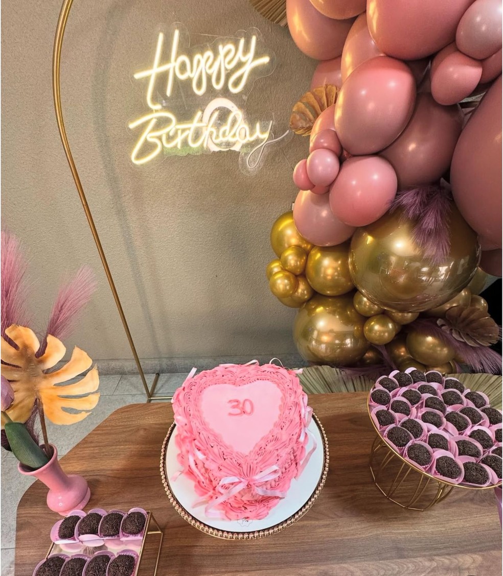 MC Guimê celebra o aniversário da namorada, Fernanda Stroschein