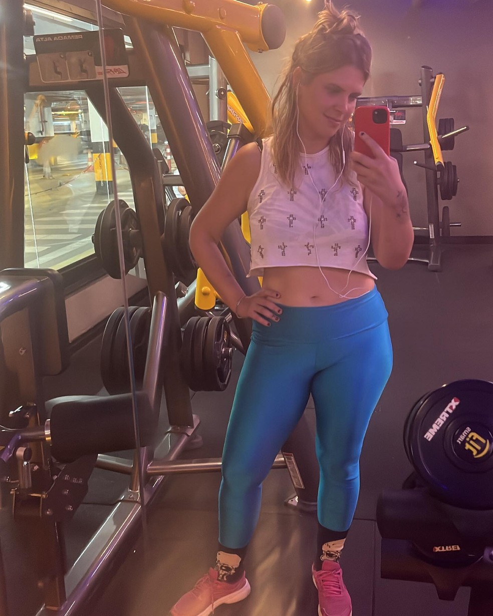 Carolinie Figueiredo exibe registros na academia e celebra transformação