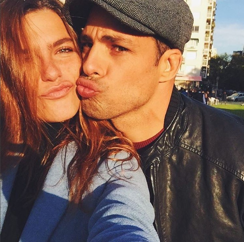 Mari Goldfarb faz campanha em prol de Cauã Reymond com clique fun