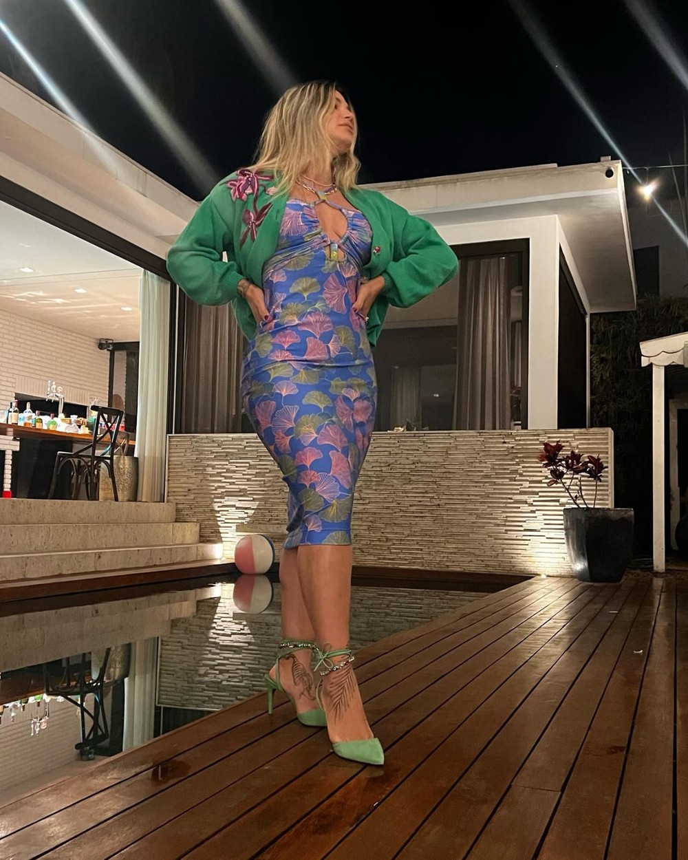 Dani Souza esbanja elegância ao posar em mansão luxuosa