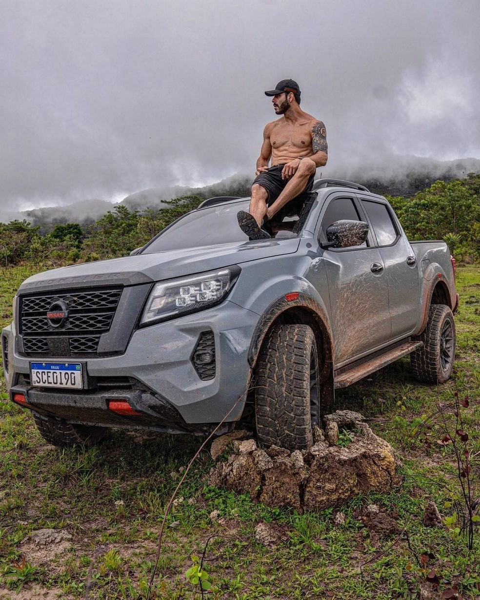 Rodolffo Matthaus curte véspera de feriado com seu carro luxuoso