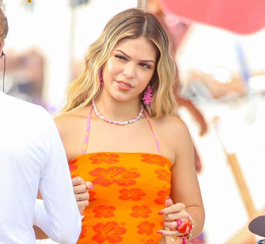 Melody é flagrada gravando em praia no Rio de Janeiro