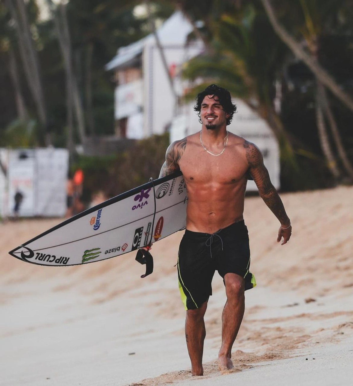 Gabriel Medina aproveita dia de praia no Havaí