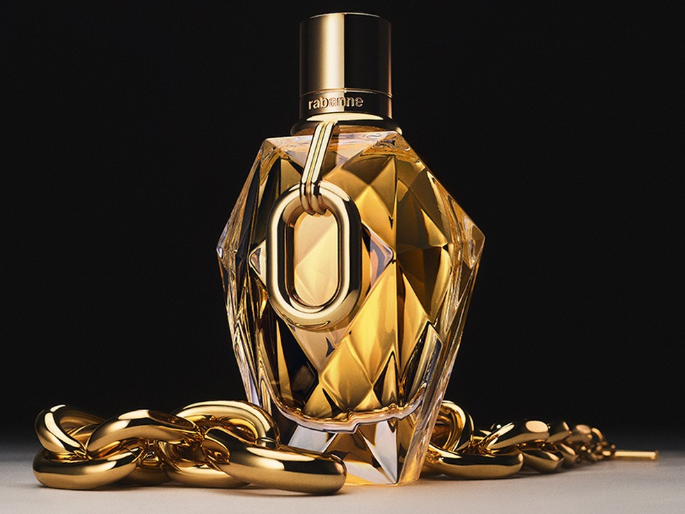 O rastro ardente de Rabanne exala em seu novo perfume, Million Gold