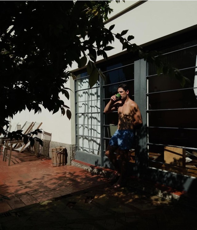 Daniel Rocha aproveita domingo para tomar vitamina D