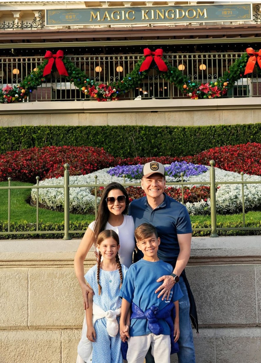 Thais Fersoza e Michel Teló curtem a Disney com os filhos