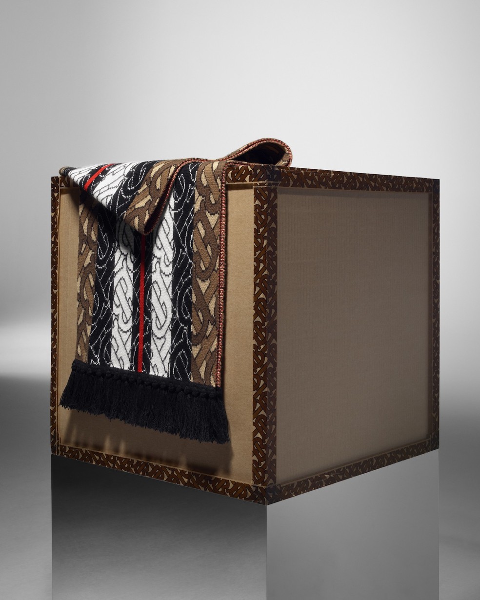 Novo monograma da Burberry ganha coleção-desejo