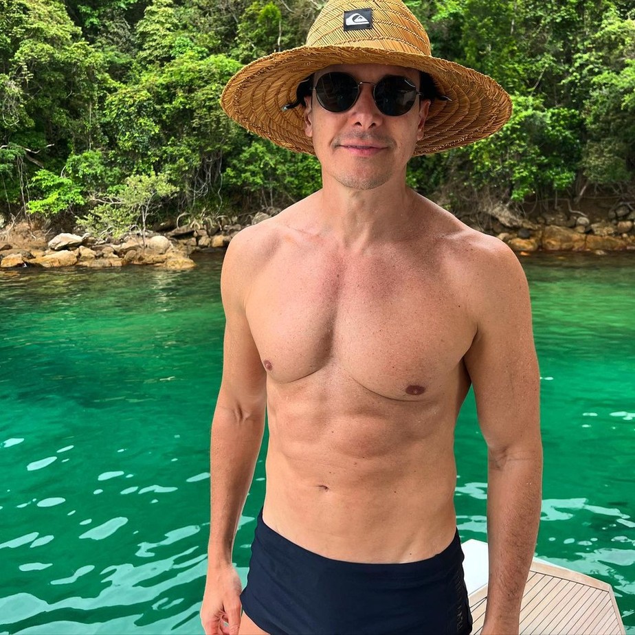 Rodrigo Faro para a web com ao posar em lancha em cenário paradisíaco ...