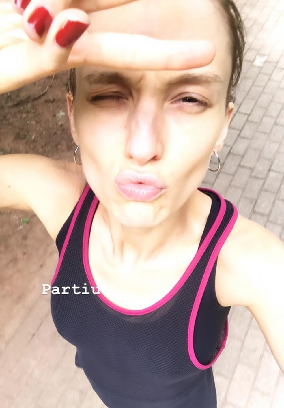 Isabel Hickmann sua a camisa em busca do 'corpo da temporada': 'Tá difícil'