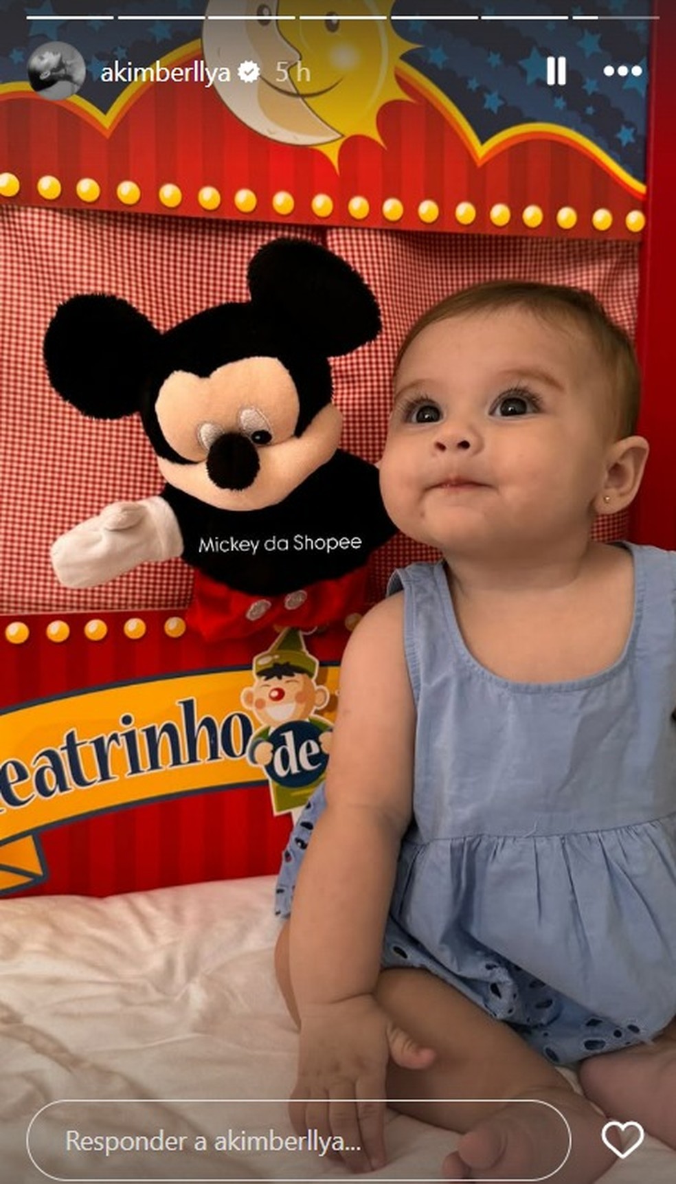 Amanda Kimberlly exibe fotos de Helena, sua filha com Neymar, e brinca: ''Bico''