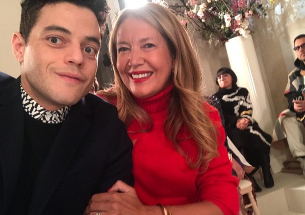 Diretora da Vogue encontra Rami Malek em desfile em Paris