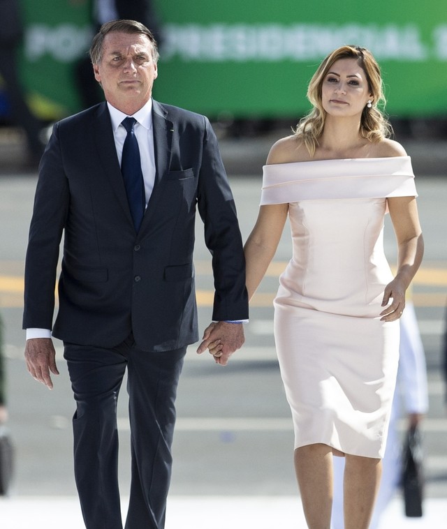 Os trajes das primeiras-damas e os aspectos cênicos do poder