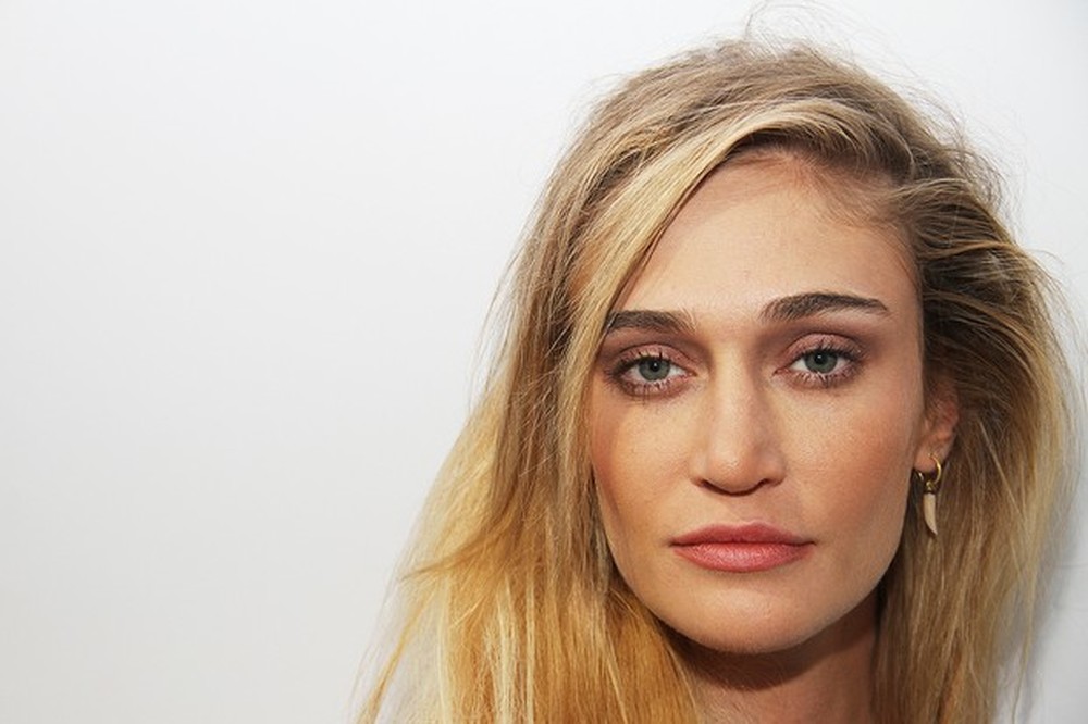 A beleza sutilmente rebelde de Isabela Capeto