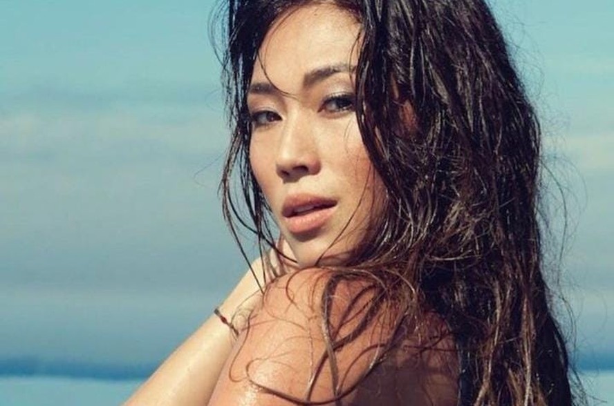 Danni Suzuki encanta a web com clique em mar cristalino