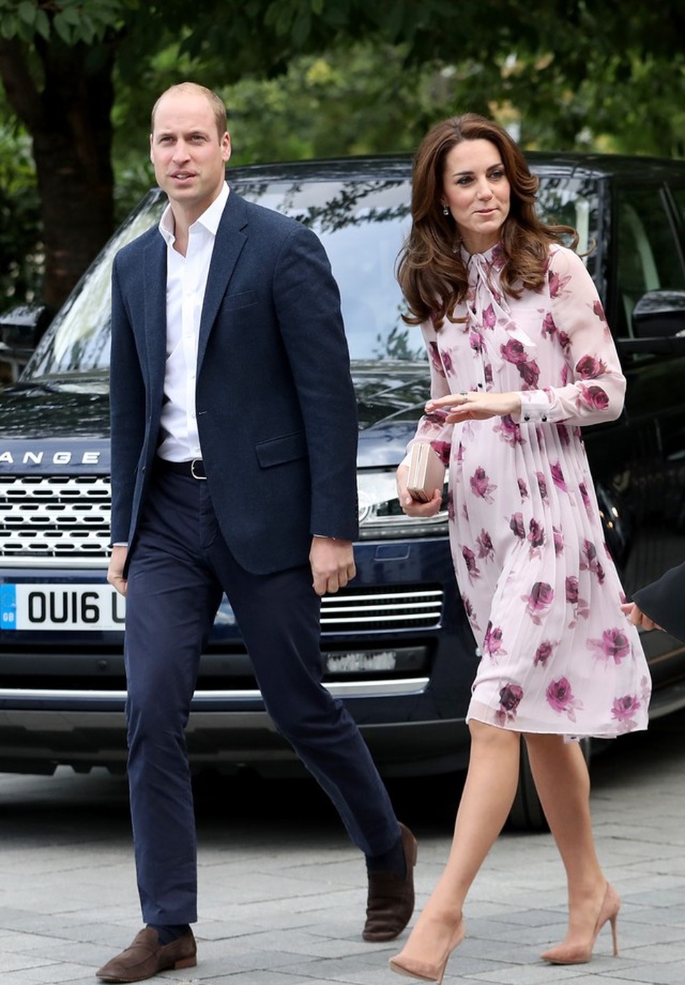 Kate Middleton surge linda com vestido floral cor-de-rosa