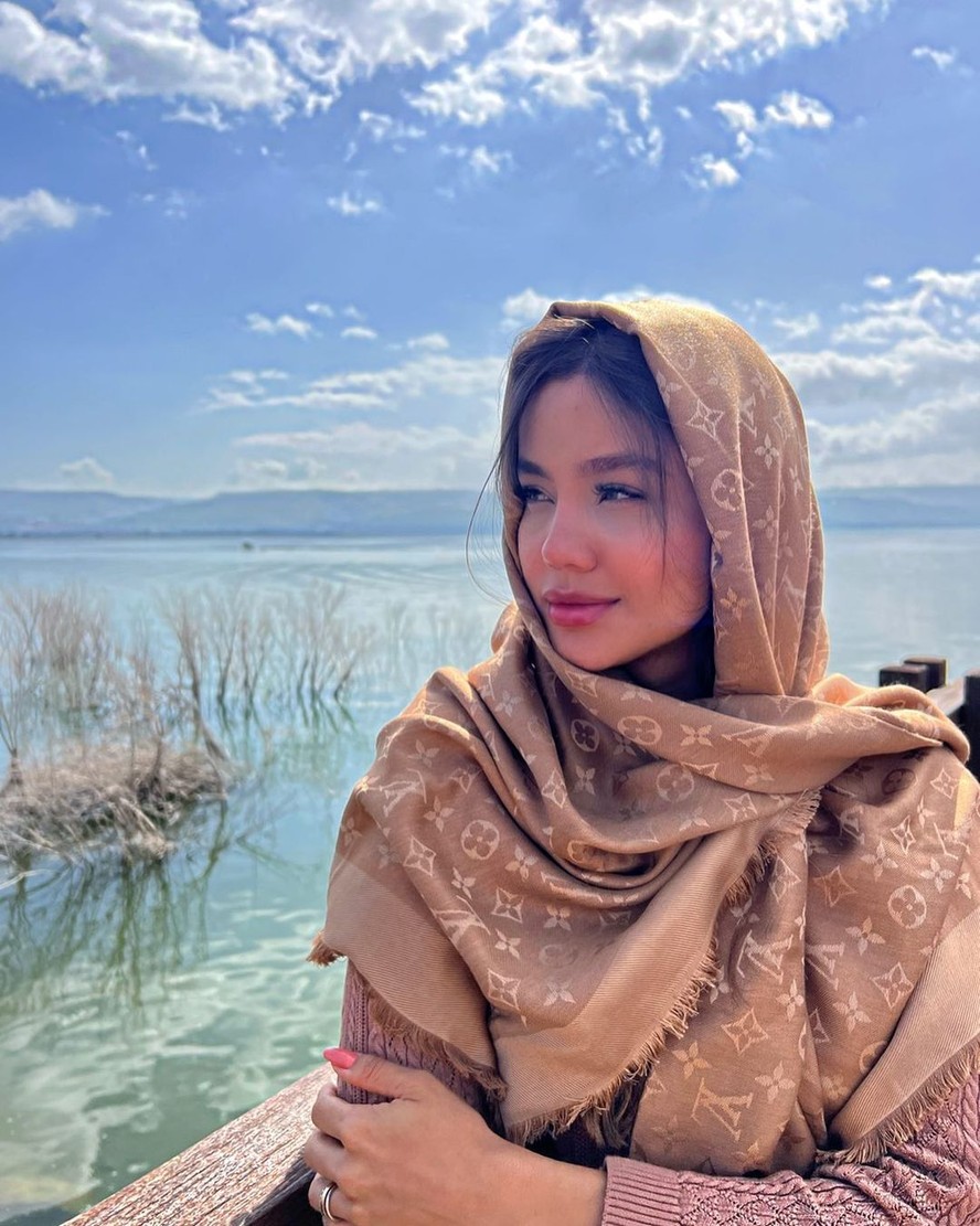 Biah Rodrigues usa hijab em viagem pela Jordânia