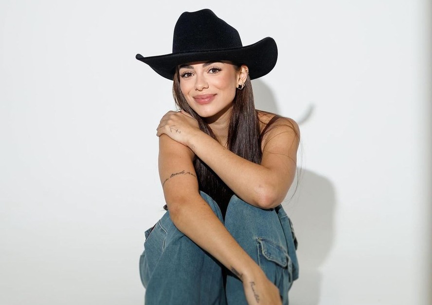 Key Alves posa de cowgirl e arranca elogios