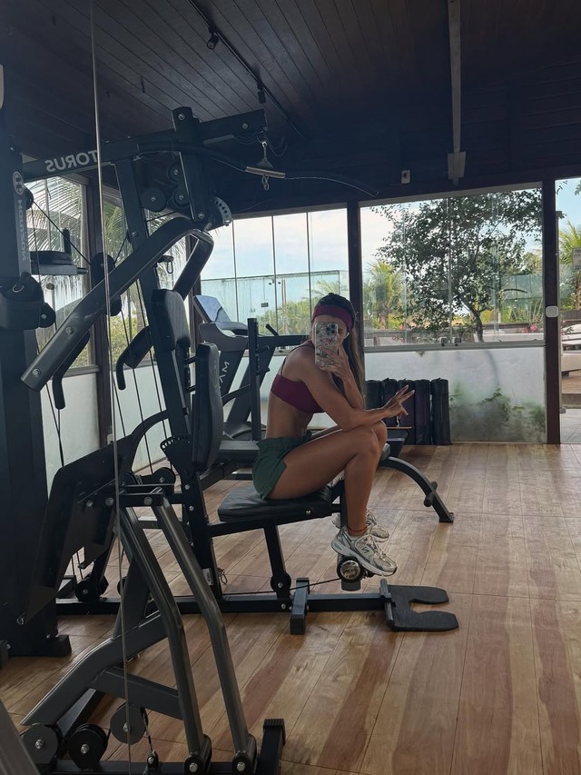 Gabriel Medina curte férias ao lado da namorada, Isabella Arantes, em ...