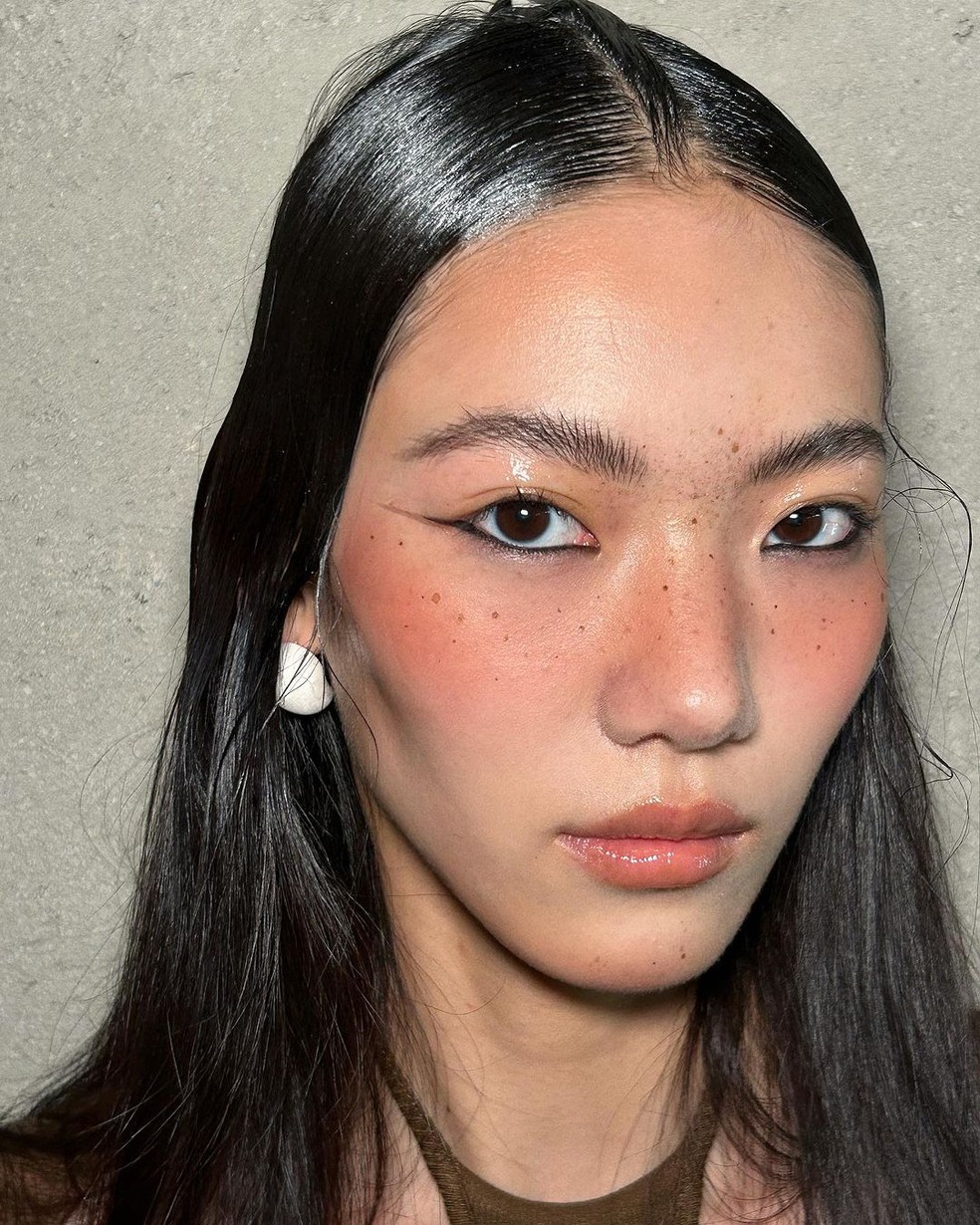 Tendência de beleza da temporada, aprenda como reproduzir a pele corada ...