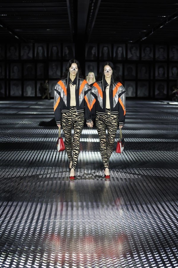 Gucci desfila coleção apenas com modelos gêmeos em Milão