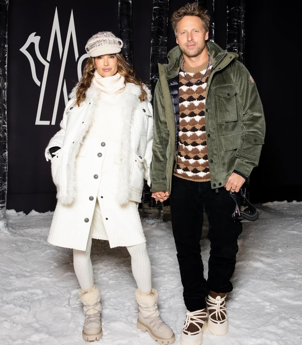 Alessandra Ambrosio protagoniza beijo romântico com Buck Palmer na neve ...