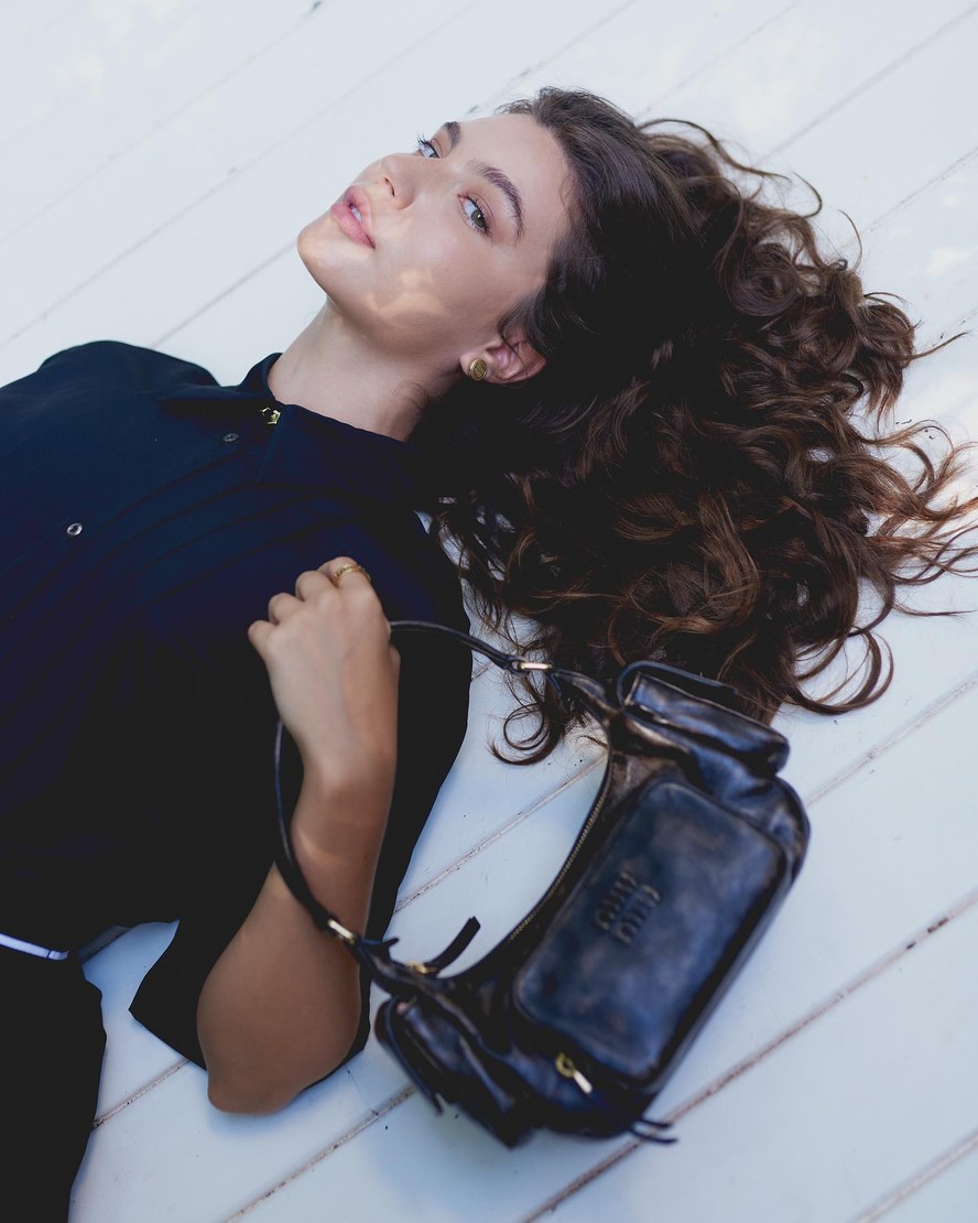 Alanis Guillen esbanja elegância ao posar com look grifado