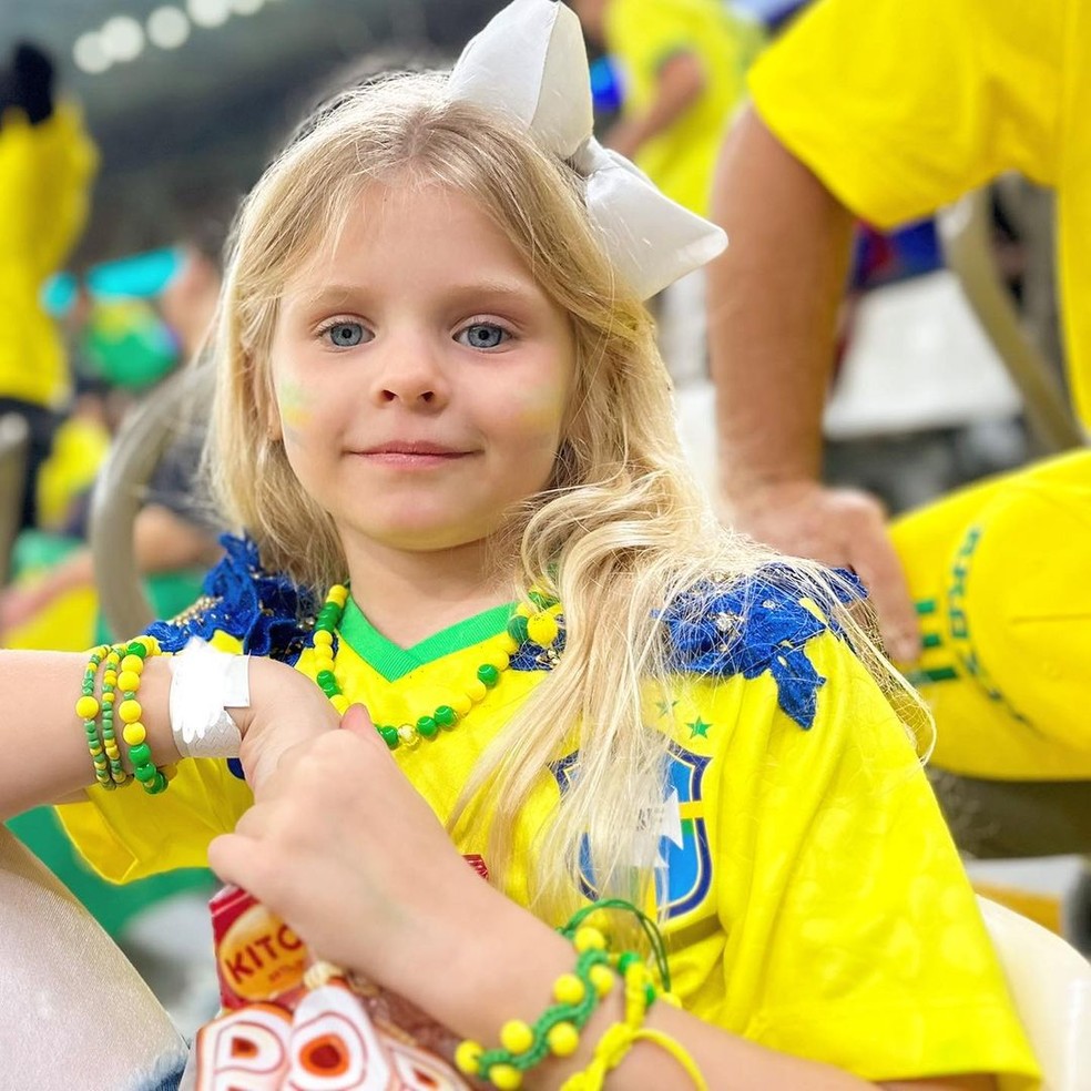 Natália Becker ganha beijo do marido, o goleiro Alisson, depois da ...
