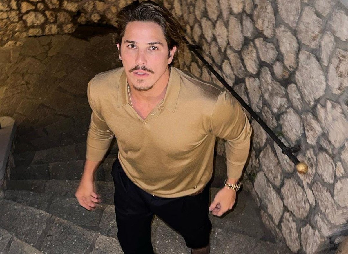 Romulo Arantes exibe registros de jantar luxuoso em Capri